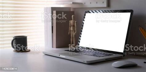 밝은 거실의 흰색 테이블에 빈 화면 책 커피 컵 연필꽂이가 있는 컴퓨터 노트북 0명에 대한 스톡 사진 및 기타 이미지 0명 가구 가정의 방 Istock