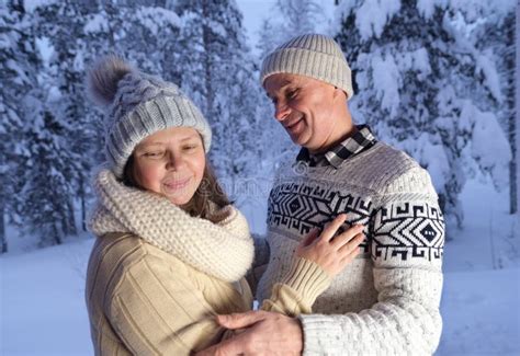 Feliz Pareja Madura Hombre De 60 Años Y Mujer De 55 Años Se Divierten