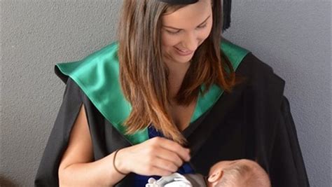 أكثر من 100 ألف إعجاب لصورة فتاة بزي التخرج الجامعي ترضع طفلها