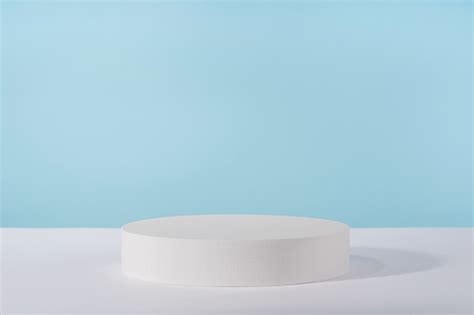 파란색 배경에 화장품 포장을 위한 연단 받침대 보석 프리젠 테이션을위한 쇼케이스 향수 광고를위한 흰색 플랫폼 화장품 스탠드 배경 브랜딩 장면 모형 배경 주제에 대한 스톡
