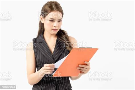 초상화 행복 아름다운 젊은 아시아 비즈니스 여성 긴 머리 서 서 클립 보드를 들고 흰색 배경에 미소 텍스트에 대한 복사 공간을 제공합니다 경외감에 대한 스톡 사진 및 기타