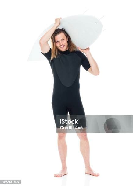 전체 길이정면 보기1 명 만2029세 성인 잘생긴 사람 금발 머리긴 머리 백인 남성젊은 남자 서 잠수복수영복 을 입고 웃고행복