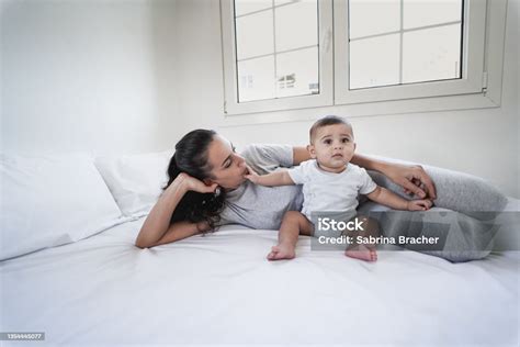 젊은 사랑하는 엄마 데 장난 스러운 순간 와 그녀의 6 개월 늙은 아기 에 침실 가족 사랑 개념 남자 아기에 대한 스톡 사진 및 기타 이미지 Istock