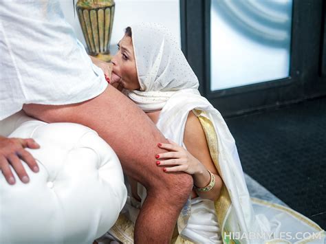 Gorgeous Milf Lola Pearl Flaunts Her Big Tits And Takes A Facial After Hot Sex With Richard Glaze