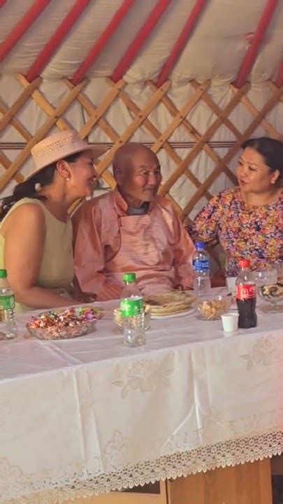 Сайхан дуулдаг Улсын Заан Д Хүдэрбулга сумынхаа барилдааны өмнө хүндлэл үзүүлж өргөө гэртээ ая