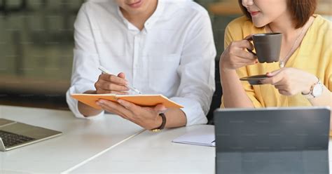 똑똑한 남자들이 컴퓨터 태블릿과 노트북으로 동료를 훈련시키는 사진 현대 사무실 위의 긴 흰색 작업 책상에 함께 앉아 배경 사진 Unsplash의 태국 이미지