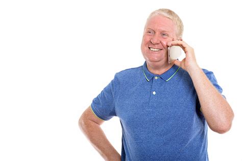 웃 고 이야기 하 고 생각 하면서 휴대 전화에 행복 성숙한 남자의 스튜디오 샷 50 59세에 대한 스톡 사진 및 기타 이미지 50 59세 55 59세 계획 Istock