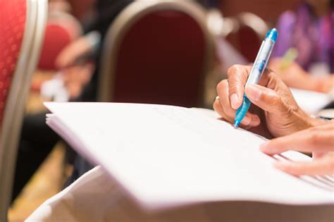 문서 보고서 및 교육 개념 교사 여자 손을 잡고 펜 서명 확인 및 흰색 문서에 대 한 참고 사항 회의 세미나 룸 배경에서 종이 파일의 논문을 보고 합니다 경영자에 대한 스톡