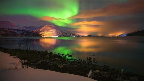 Северное сияние отражается в озере · 1920x1080 Full Hd бесплатная фотография от Jorik картинки