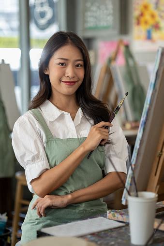 아시아 여성 그림 예술 수채화 화가가 종이에 그림을 그리는 것 프리랜서 예술가가 수채화로 그림을 그리는 것 수채화로 예술 작품을