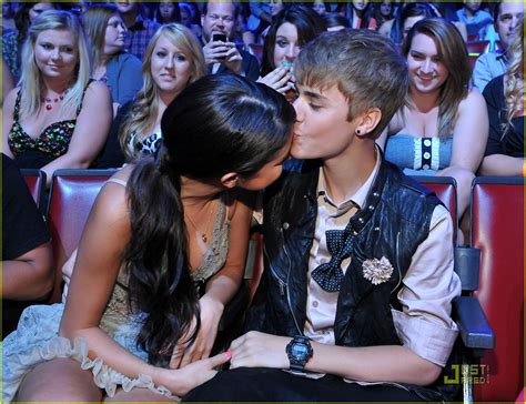 Selena Gomez And Justin Bieber Teen Choice Awards Kiss Justin Bieber
