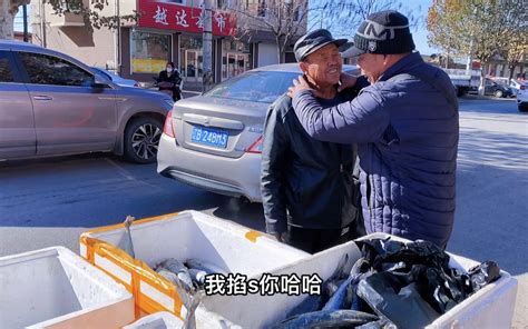 大爷进城摆摊卖鱼，没想到遭人吃霸王餐不愿付钱，气坏了，恨不得把那人掐死！！！ 农村大叔爱生活 农村大叔爱生活 哔哩哔哩视频