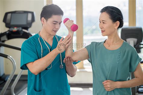 医生协助病人康复锻炼高清图片下载 正版图片 摄图网