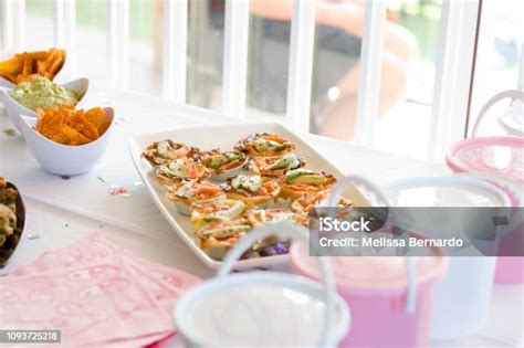 컵 케이크 파티 음식 축 하 엔터테인먼트 소녀 핑크 아름 다운 색종이 사탕 0명에 대한 스톡 사진 및 기타 이미지 0명 공휴일 남아프리카공화국 Istock