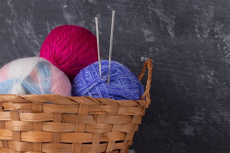 어두운 배경에 바구니에 여러 가지 색상의 뜨개질 스레드와 뜨개질 바늘의 공 공간을 복사합니다 0명에 대한 스톡 사진 및 기타 이미지 Istock