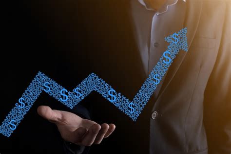 긍정적 인 이익 성장 그래프를 들고 사업가 남자 그의 사업에서 그래프 성장과 차트 긍정적 지표의 증가를 계획하십시오