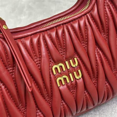 Купить Кожаная сумка Miu Miu Wander по цене от 9 900 р в Москве по низкой цене
