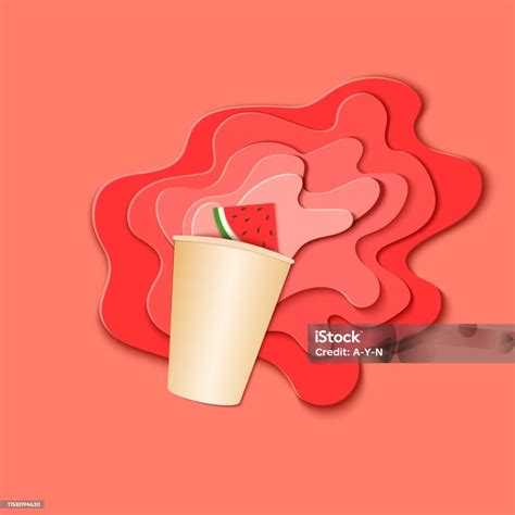 스플래시 붓는 주스와 종이 컵 붉은 배경에 퍼져있는 수박 주스의 파열과 종이 스타일의 육즙이 많은 감귤류 조각이 펼쳐져 있습니다 벡터 일러스트 종이 접기 예술 레모네이드에