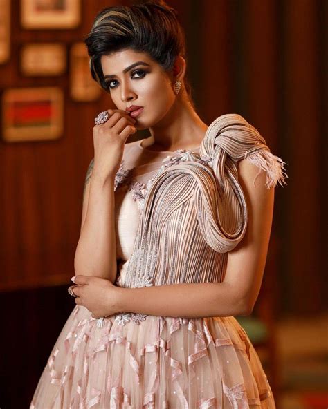 Amrutha Suresh Scrolller