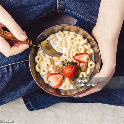 전통적인 아침 식사 그릇입니다 십 대 손에 그릇에 시리얼 링 딸기와 우유 Toasted Oats Cereal에 대한 스톡 사진 및 기타 이미지 Toasted Oats