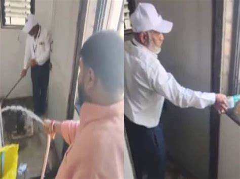 Mp Makes Dean Clean Filthy Toilet In Maharashtra Hospital Where 31 Died In 48 Hours 48 घंटे में