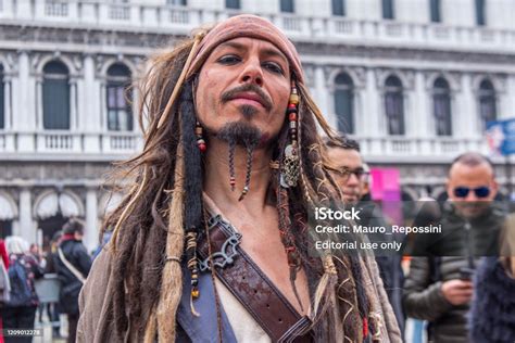 이탈리아 베니스에서 열린 2020 년 베니스 카니발 에서 변장한 한 남자 2020년에 대한 스톡 사진 및 기타 이미지 2020년 가면 무도회 관광 Istock