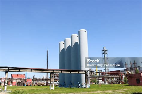 파이프라인 및 건물에 의해 펌프 압축기 열교환기에 의해 용량 성 파이프와 화학 석유화학 정유 공장에서 대형 콘크리트 기술 산업 설치 0명에 대한 스톡 사진 및 기타 이미지