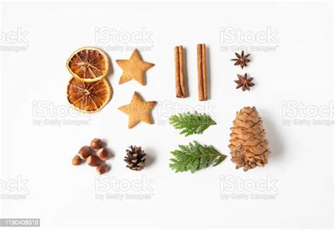 플랫 레이 크리스마스 구성 스타 쿠키 계피 아니스 스타 견과류 건조 오렌지 조각 아니스 스타 소나무 콘과 흰색 배경에 전나무 가지 맨 위 보기 12월에 대한 스톡 사진 및
