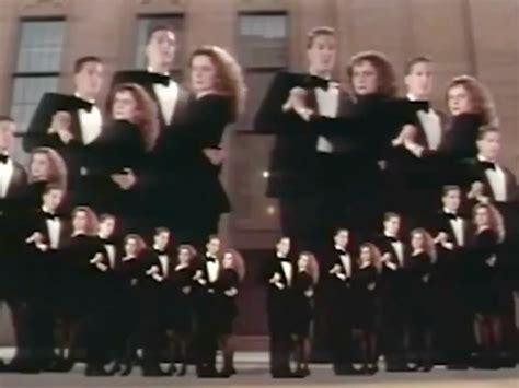 👁️‍🗨️ Calue 캘유 베트남 전쟁 당시 미군 병사들의 헬멧은 단순한 군장비가 아니었다 그 위엔 각자의 두려움 분노 체념이 글씨처럼 새겨져 있었다