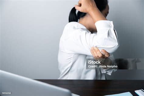 비즈니스 사무원은 아시아 여성이 노트북 컴퓨터 앞에 앉아 있습니다 그녀의 신체 부위 손가락 손 팔을 강조하는 사업가 여성 사무실 관리자는 직장에서 지쳐 있습니다 경영자에