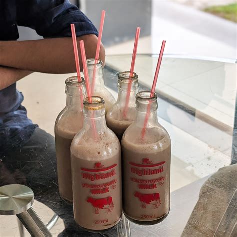 Simple ආපසු නිවසට එන අතර සුපුරුදු ලෙස දරුවන්ට Highland Chocolate Milk රැගෙන දීමට අපි ත්‍රිපෝෂ