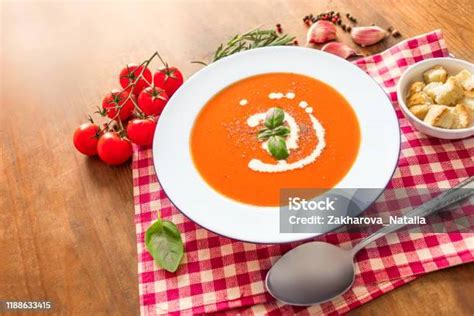 나무 테이블에 토마토와 채식 가을 호박 당근 크림 수프 맨 위 보기 복사 공간n 0명에 대한 스톡 사진 및 기타 이미지 0명 가을 건강한 식생활 Istock