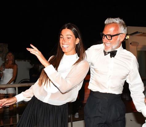 ფაქტიურად სულ შიშვლები არიან მოცეკვავე მილიარდერი ცოლთან ერთად