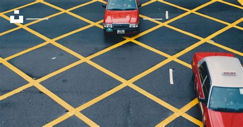 회색과 노란색 콘크리트 도로에 두 대의 빨간 차량 사진 Unsplash의 무료 중심적인 이미지