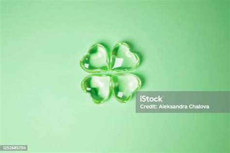 성 패트릭의 날녹색 배경에 네 개의 유리 하트와 행운의 네 잎 클로버의 모방 텍스트 디지털 텍스처 디자인 컨셉을 위한 공간입니다 Ale에 대한 스톡 사진 및 기타 이미지
