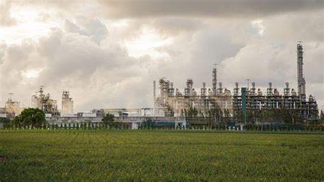 석유 및 가스 산업 지대 석유 정제 장비 정유 공장의 산업 파이프 라인의 클로즈업 대형 정유 공장의 밸브가있는 석유 파이프