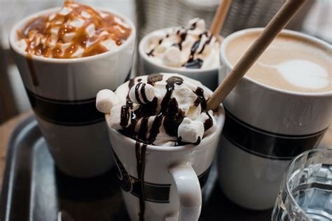 카페에서 트레이에 휘핑 크림과 마시멜로와 함께 뜨거운 음료 0명에 대한 스톡 사진 및 기타 이미지 0명 갈색 녹색 Istock