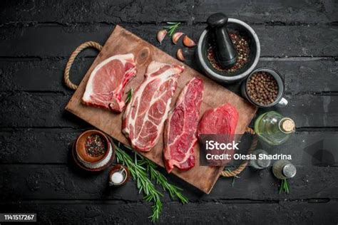 생고기 향신료와 로즈마리 스파 릭이 있는 트레이에 돼지고기와 쇠고기 스테이크 날것에 대한 스톡 사진 및 기타 이미지 날것 돼지고기 안심 Istock