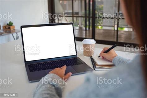 사무실에서 노트북에 쓰는 동안 빈 흰색 데스크톱 화면과 노트북을 사용하는 여성 개념에 대한 스톡 사진 및 기타 이미지 개념 공란 노트북 Istock