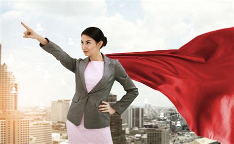 젊은 자신감 비즈니스 슈퍼 히어로 여자에 대 한 도시 배경으로 빨간 케이프를 착용 미래 개념 포인트입니다 슈퍼히어로에 대한 스톡