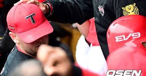 사진 Kia 윌 크로우 무결점 피칭에 인사 전하는 제임스 네일 조선비즈