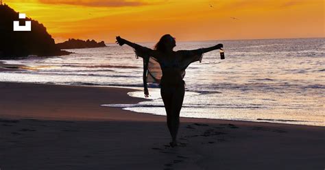 해변에서 서핑보드를 들고 있는 사람 사진 Unsplash의 무료 페르난도 데 노로냐 페르남부쿠주 이미지