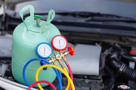 자동차 에어컨 시스템을 점검하고 수정하는 모니터 도구 자동차 에어컨 수리 개념 0명에 대한 스톡 사진 및 기타 이미지 0명