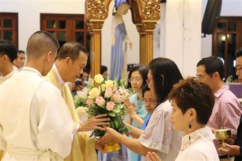 ฉลองภายในวัดพระแม่สกลสงเคราะห์ บางบัวทอง