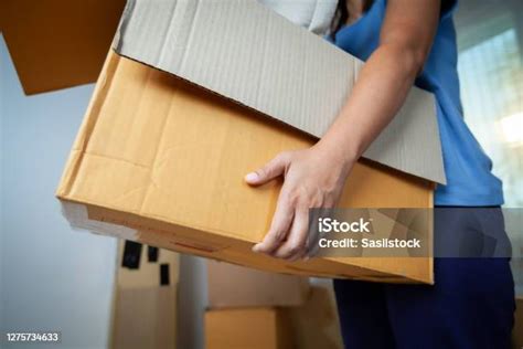 이동 일에 새로운 집으로 이동 물건과 골판지 상자를 들고 여자의 손에 가까이 주택 개조 및 이전 개념 35 39세에 대한 스톡 사진 및 기타 이미지 Istock