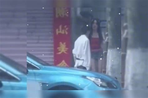 在路边拍到一对男女发生争执女生死死拽男生衣袖衰求却惨遭拒绝
