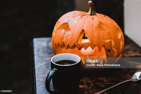 따뜻한 가을 분위기 조각 된 할로윈 호박과 외부 테이블에 커피 한 잔 0명에 대한 스톡 사진 및 기타 이미지 0명 10월 11월 Istock