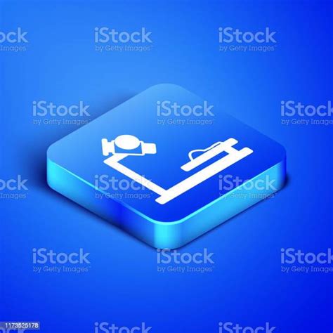 파란색 배경에 분리된 등각투영 현미경 아이콘 화학 제약 기기 미생물학 확대 도구 파란색 사각형 버튼입니다 벡터 일러스트레이션 개념에 대한 스톡 벡터 아트 및 기타 이미지