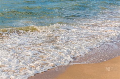 海滩上海浪的轻柔