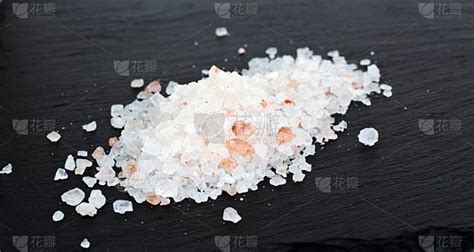 粉盐在黑色的石头背景